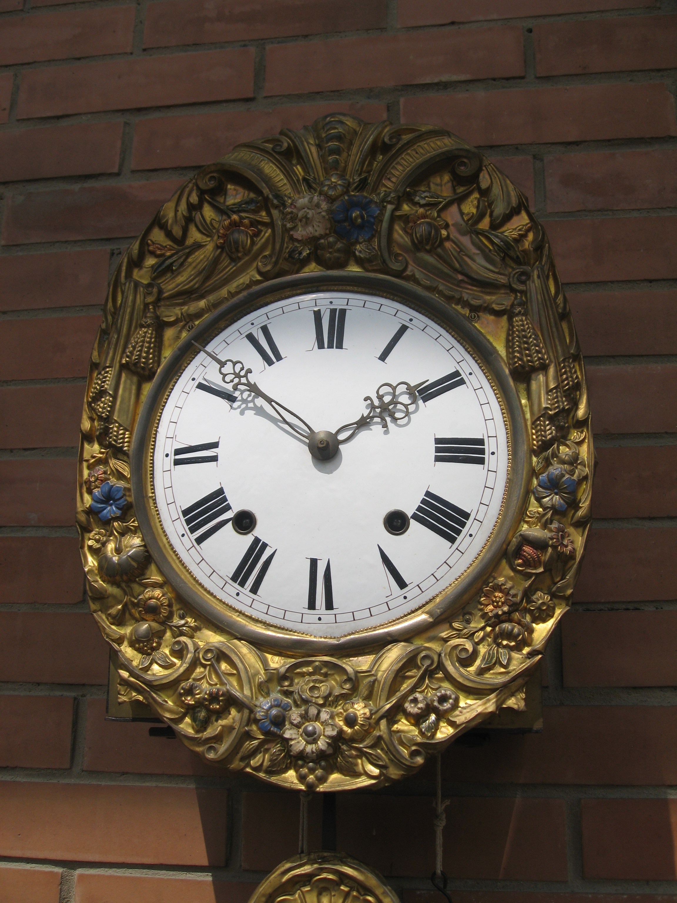 Burgunderuhr mit 3 Glocken und 3/4 Schlag Ovales Messingblech mit farbiger Blumen Malerei ...